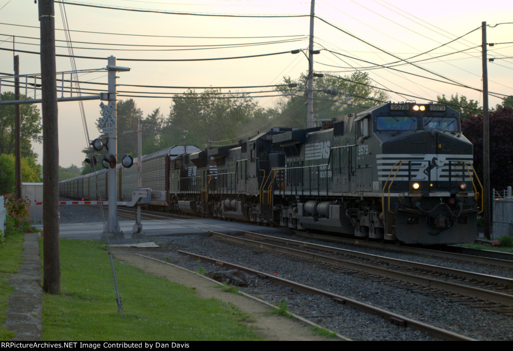 NS C40-9W 9579 leads 290
